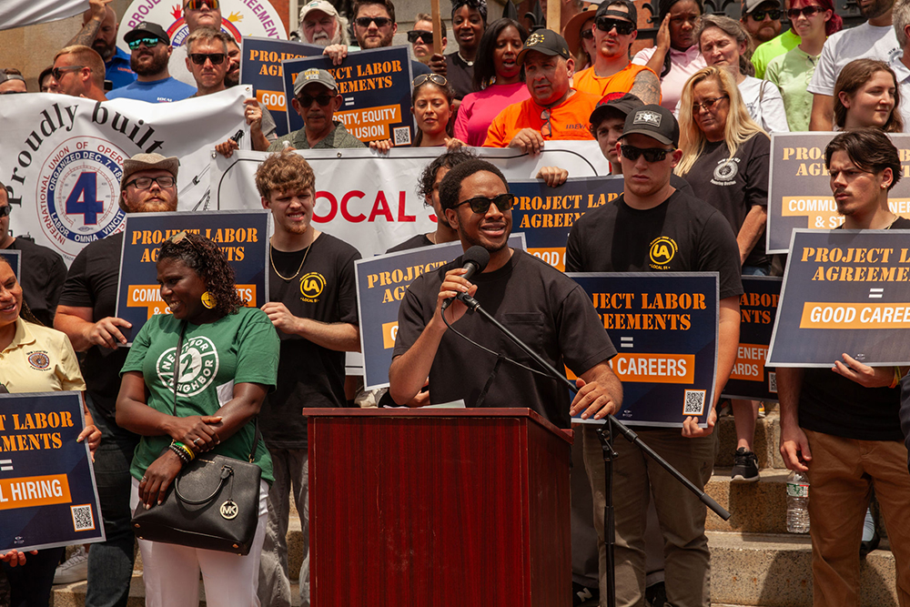 Hundreds of construction workers and community allies rally on Beacon ...